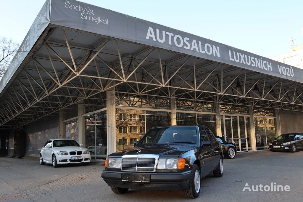 Mercedes-Benz 124 200E sedan