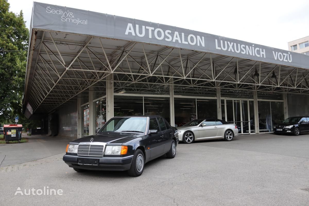 Mercedes-Benz 124 200E sedan