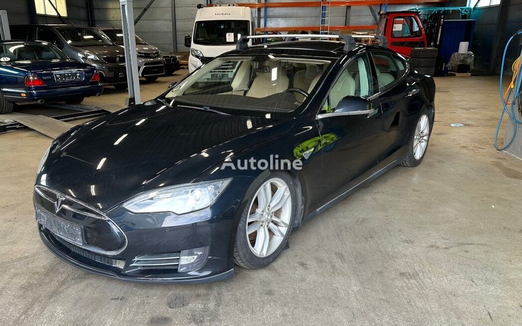 Tesla S 85 sedan