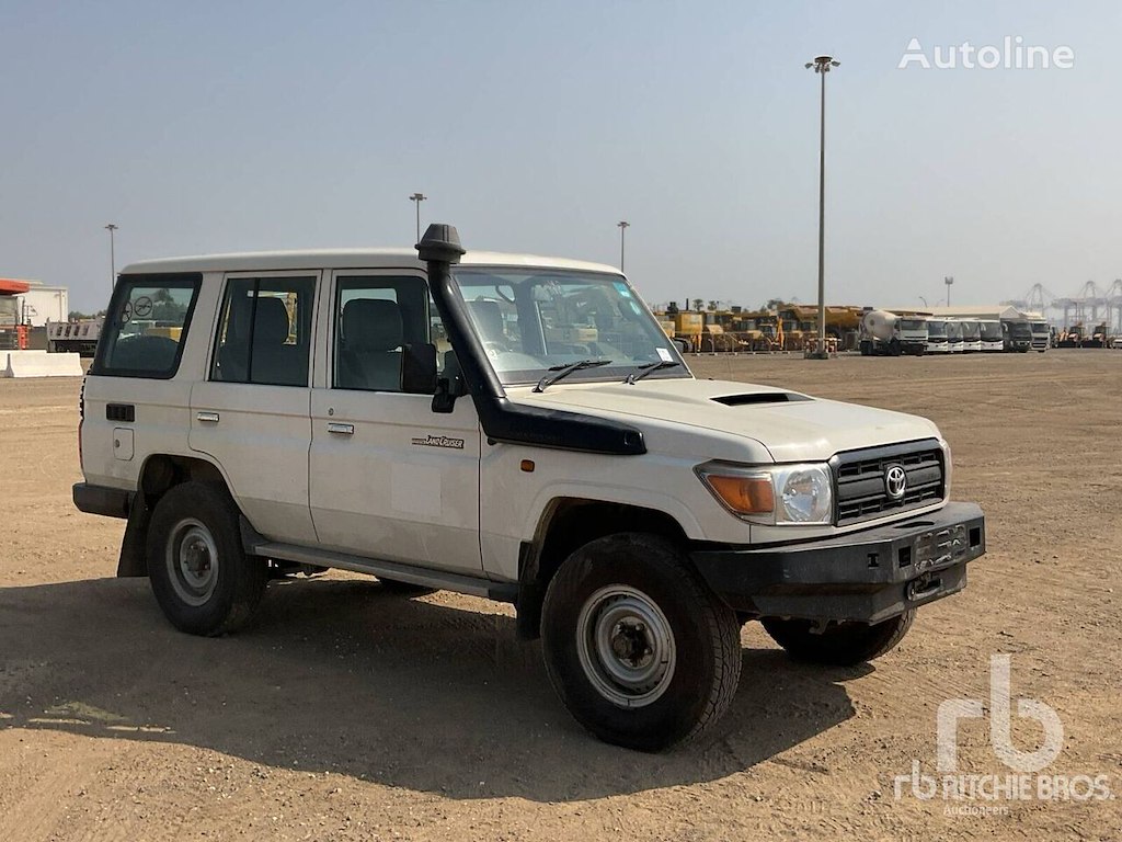 Prodaje se Toyota LAND CRUISER LX 76R 4x4 terenac na aukciji