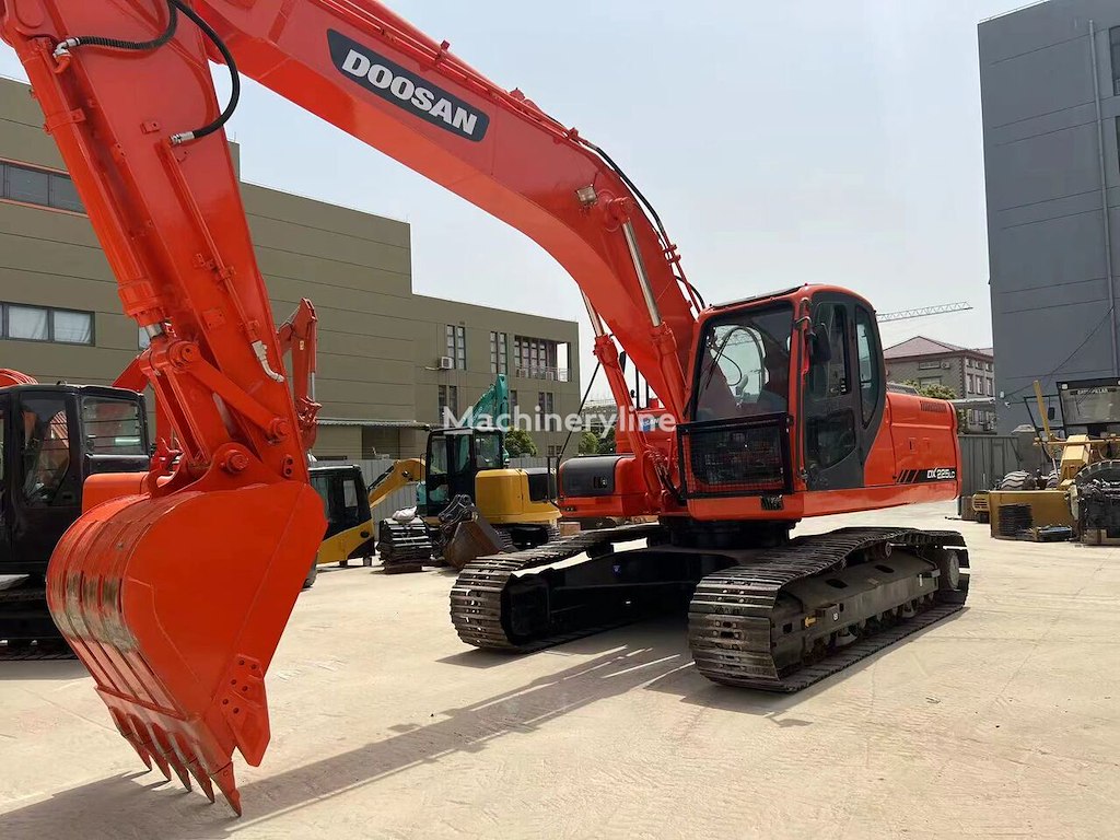 Doosan DX225 bager guseničar