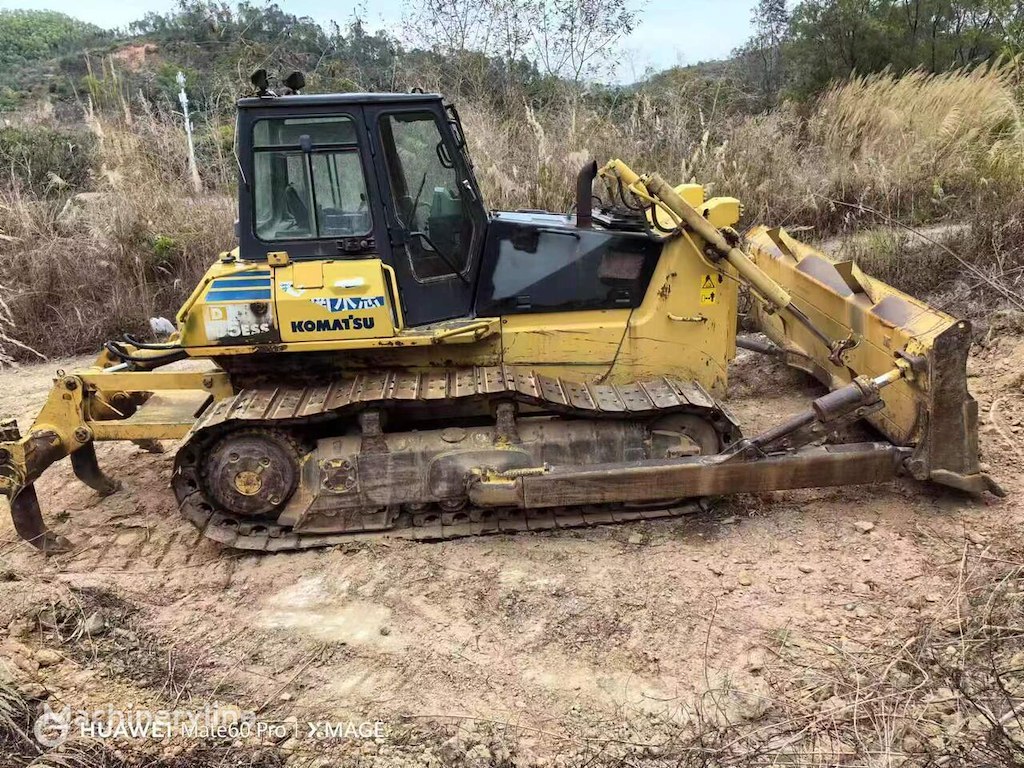 Komatsu D85 buldožer