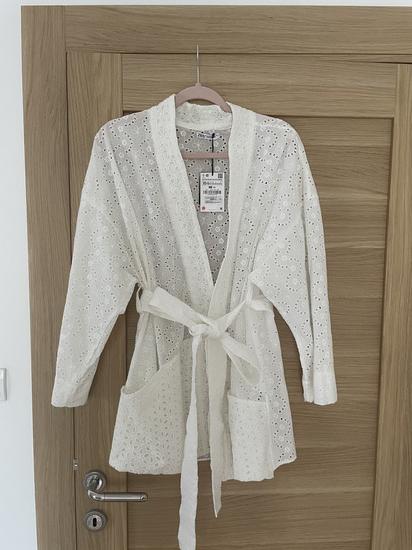 Zara beli kimono sa vezom