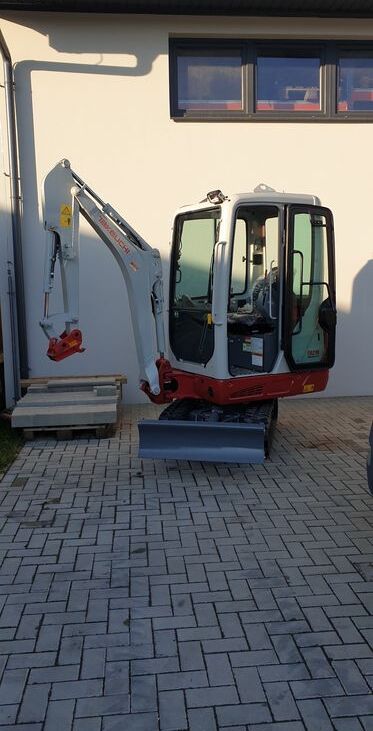 Vetrobransko staklo za Takeuchi TB016 mini bagera