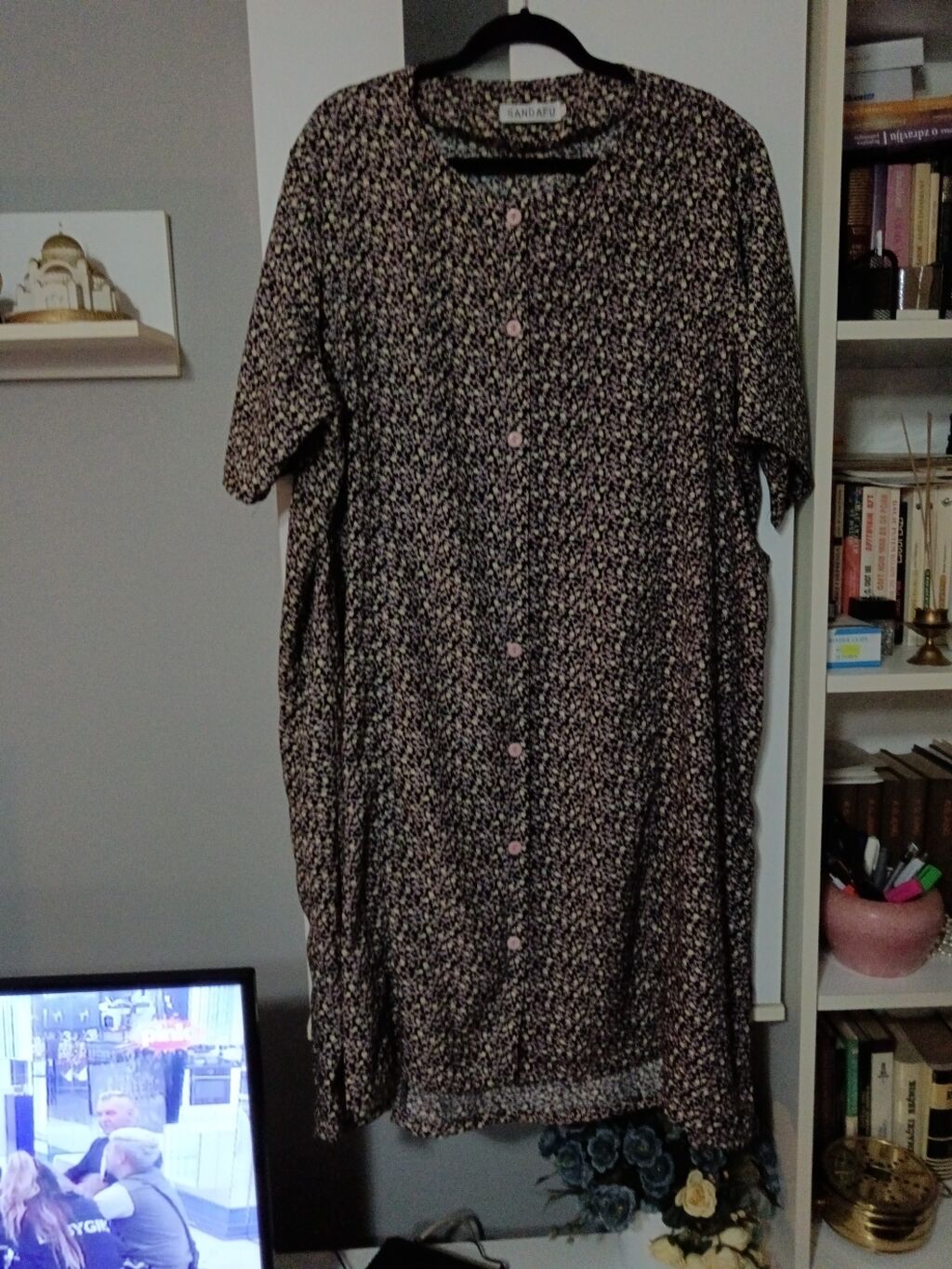 Haljine nove i kao nove. Poluobim grudi je 60 cm. Broj 4 XL