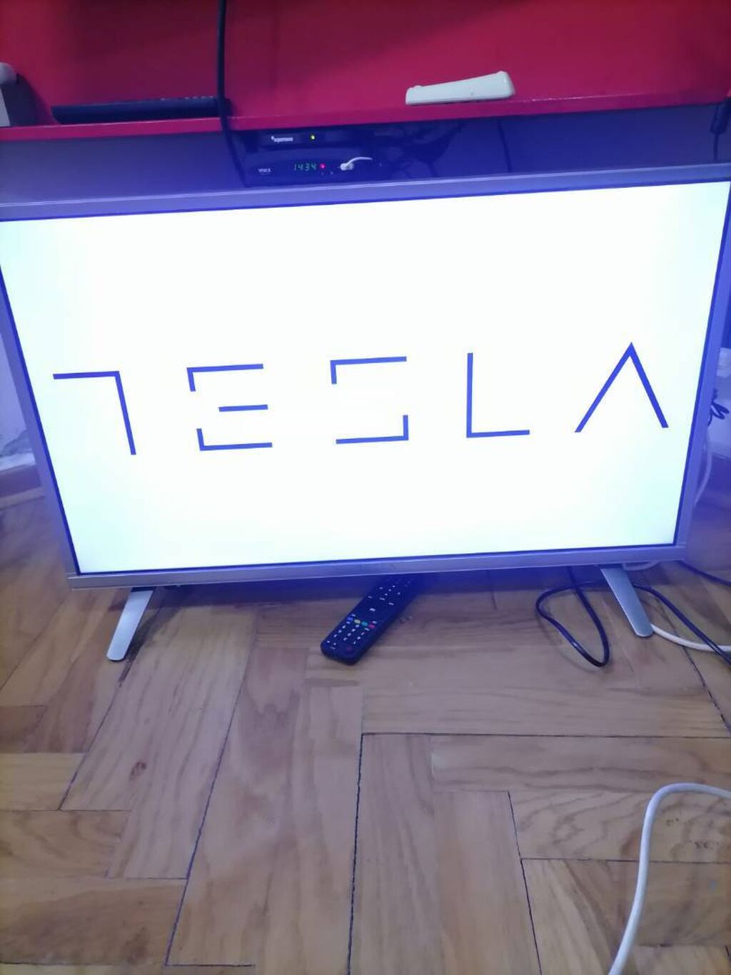 TV Led tanki TESLA 32 inča ili 82 dijagonala ekrana sa daljinskim