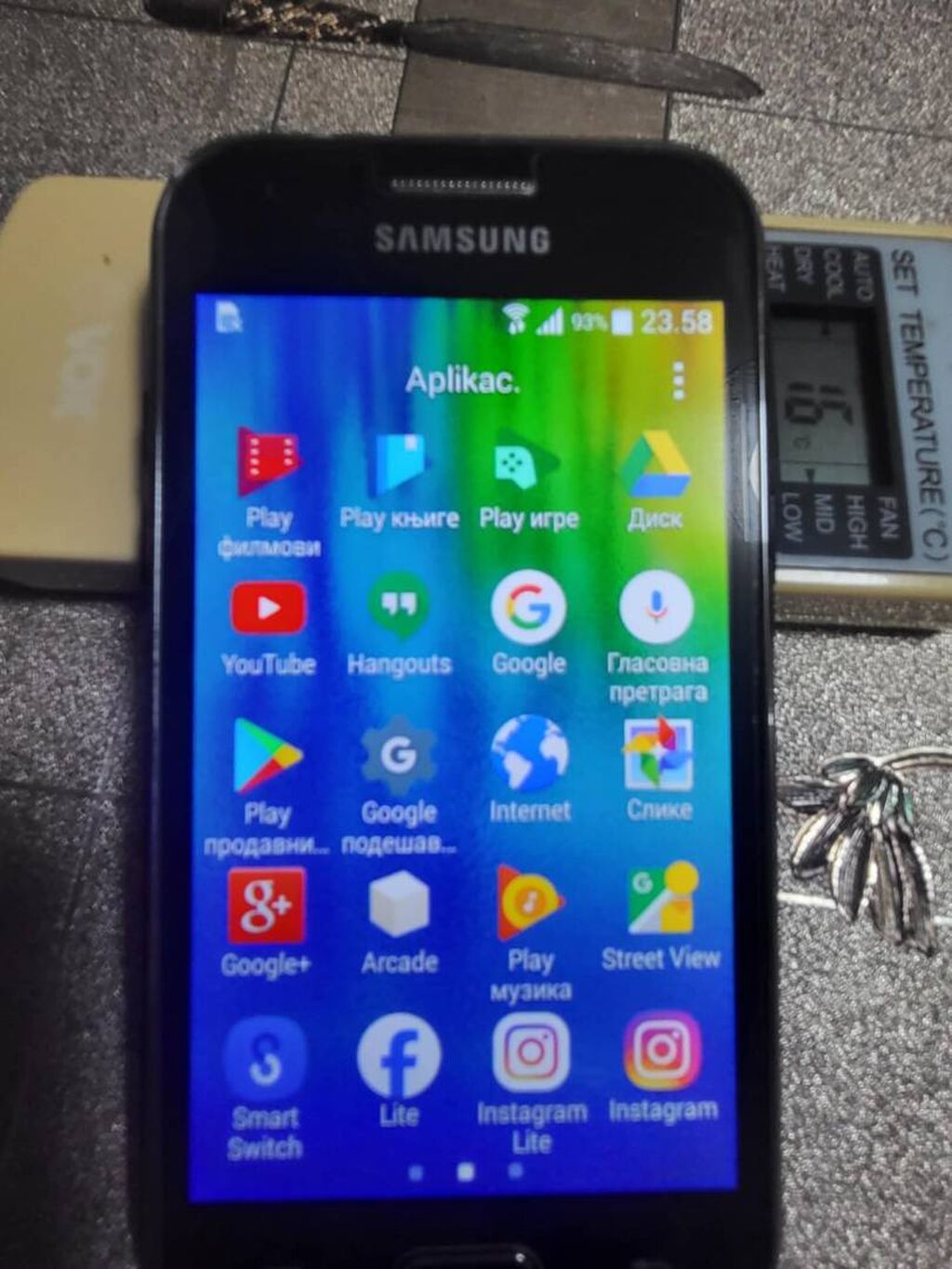 Samsung Galaxy J1, bоја - Crna