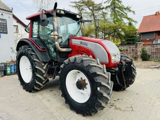 Valtra N141 traktor točkaš