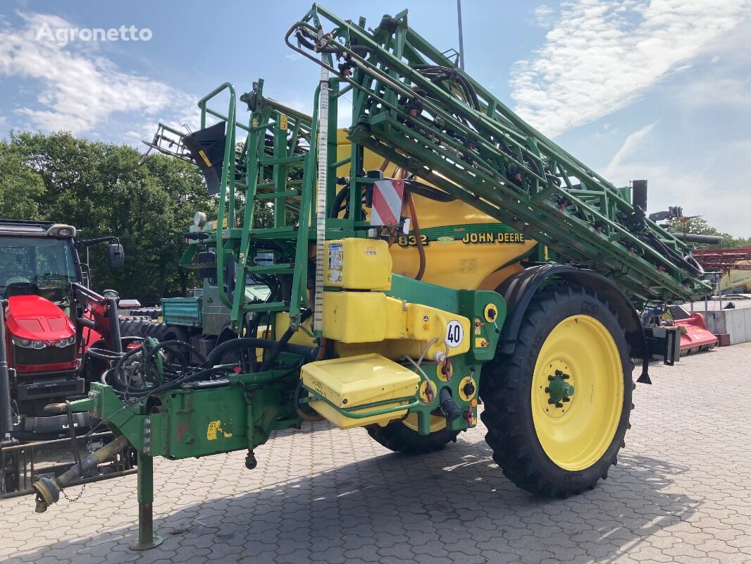 John Deere 832 vučena prskalica