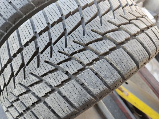 225/40 R18 KUMHO TIRE