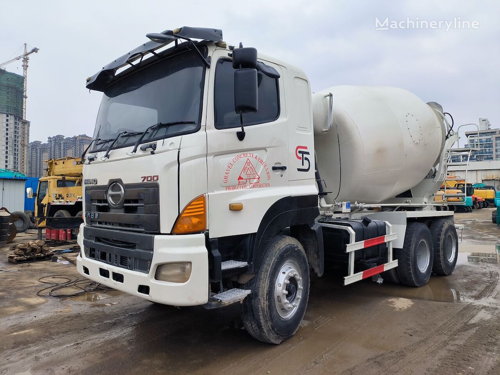 Hino 700 kamion s mešalicom za beton