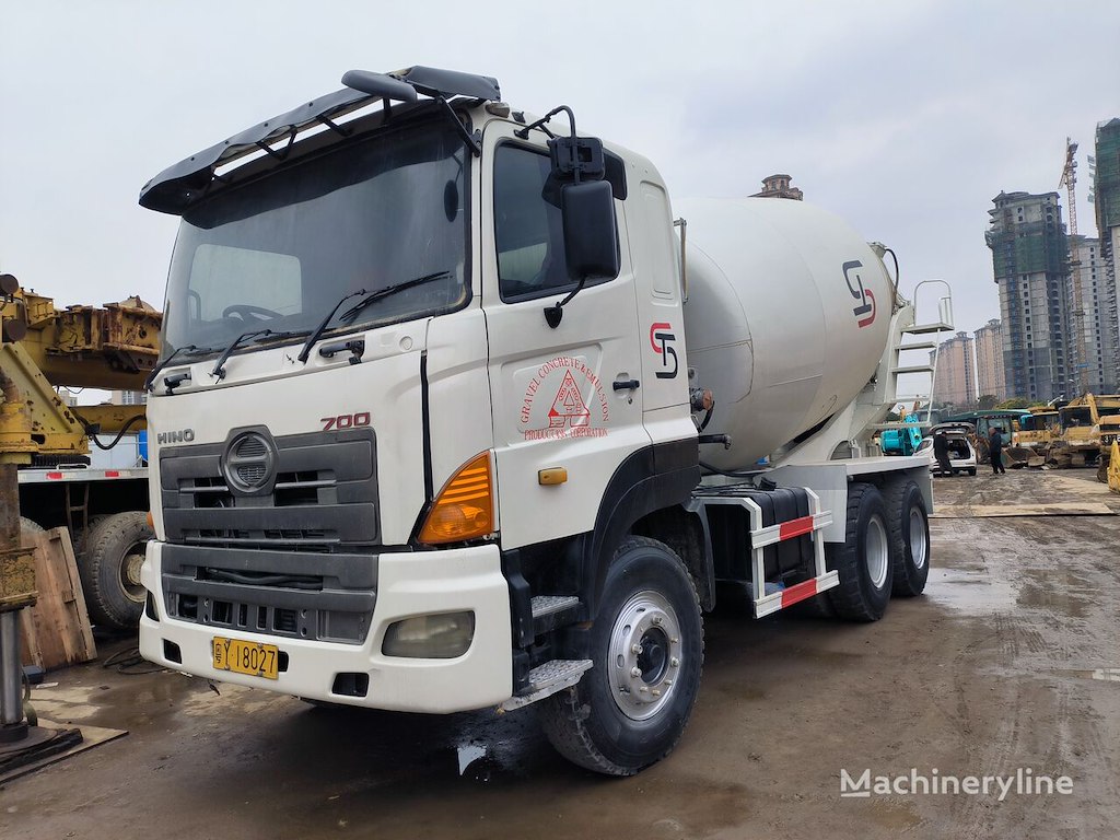 Hino 700 kamion s mešalicom za beton