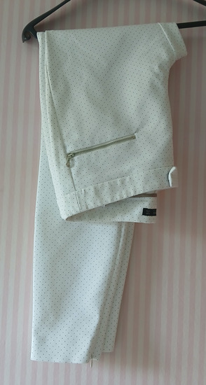 Zara bele slim fit pantalone sa tufnicama
