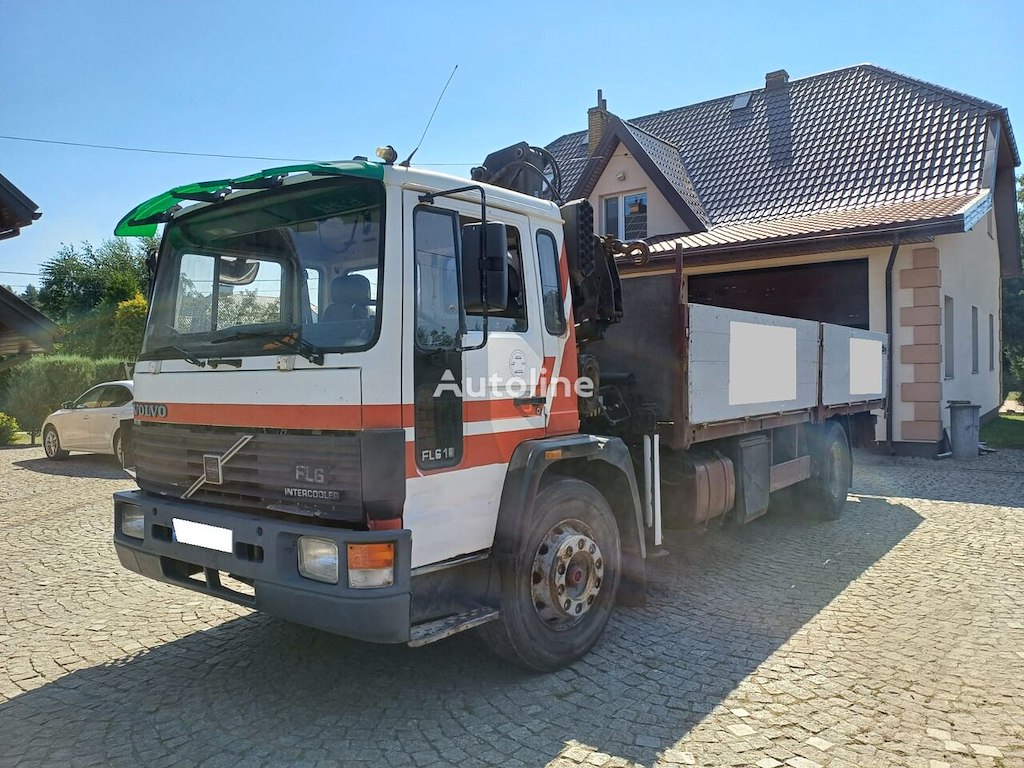 Volvo FL6 kamion s ravnom platformom