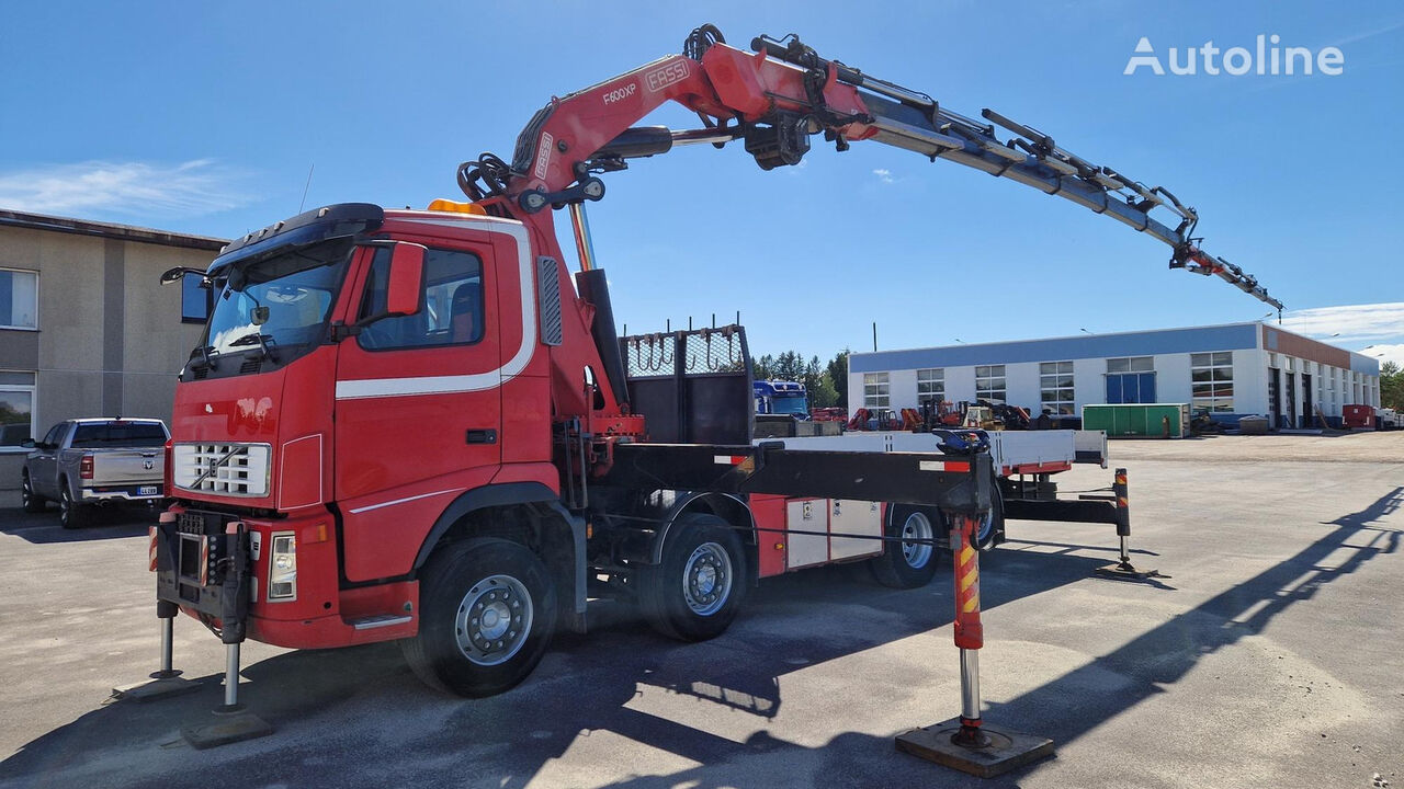 Volvo FH400 8X2*6 FASSi F600 + jib kamion s ravnom platformom