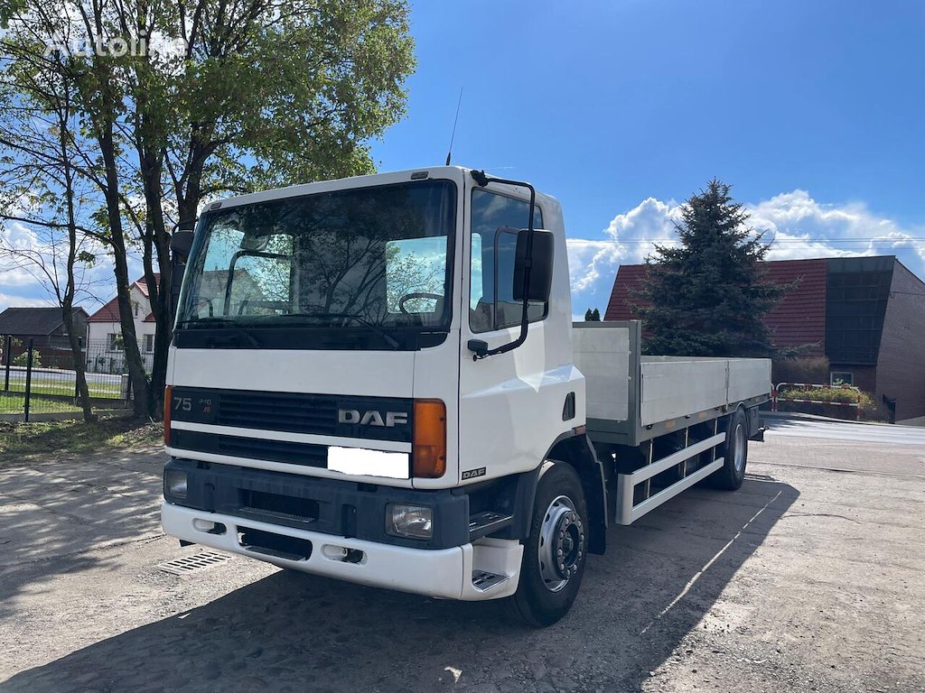 DAF AE 75 kamion s ravnom platformom