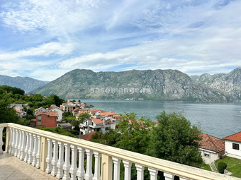 Šarmantna kuća na dva nivoa sa pogledom na more, Prčanj, Kotor