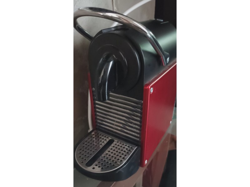 NESPRESO aparat + pakovanje patrona kafe