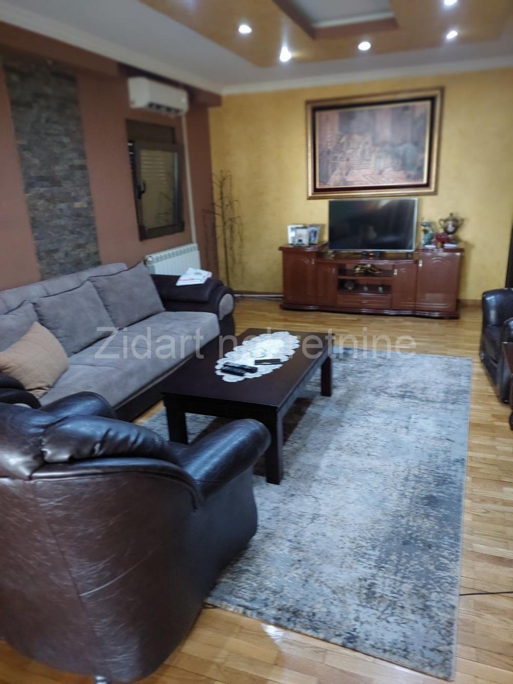 Kuća na prodaju, 293m2, 220.000€