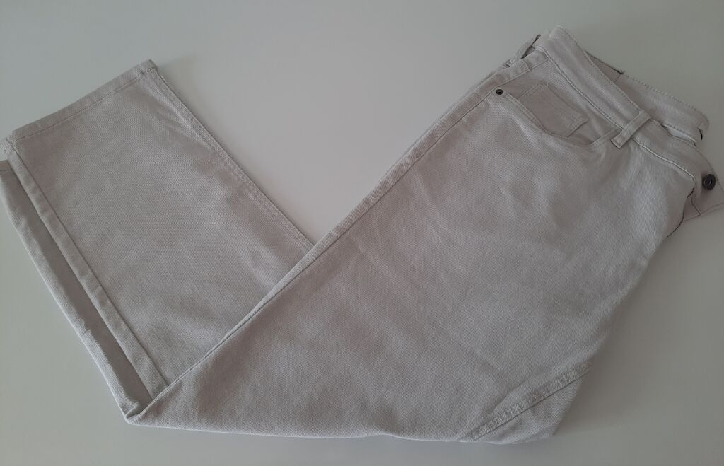 Prljavo bele pantalone. Velicina 34 Sirina donje nogavice 18 cm a