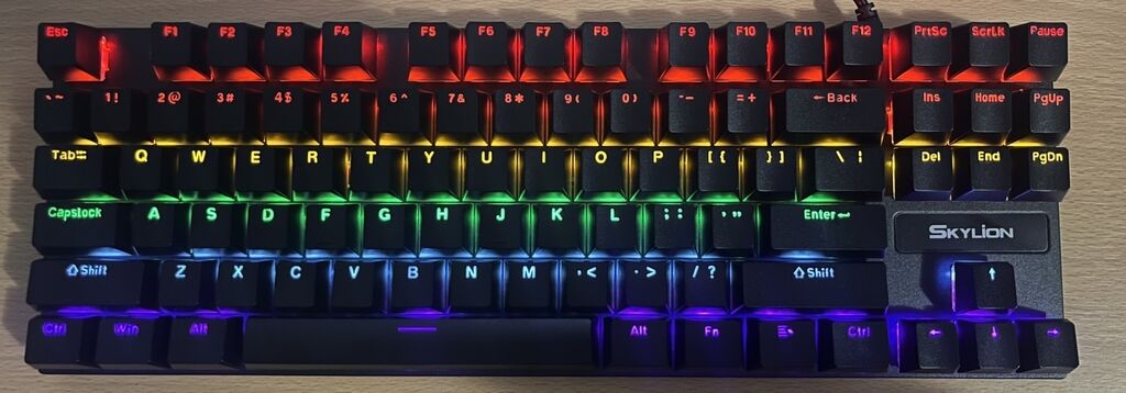 Mehanička tastatura *Ovo je mehanička tastatura sa 87 tastera sa