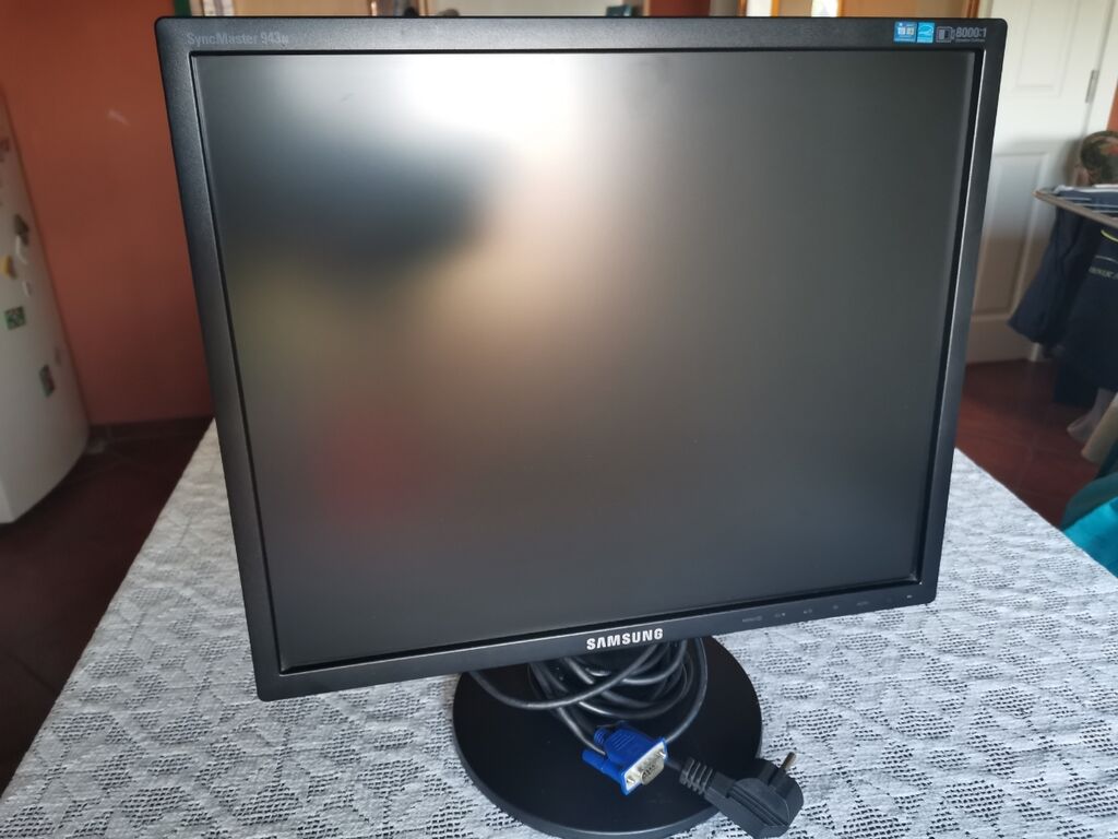 Monitor 19' Samsung SyncMaster 943N Monitor je sa kablovima i potpuno