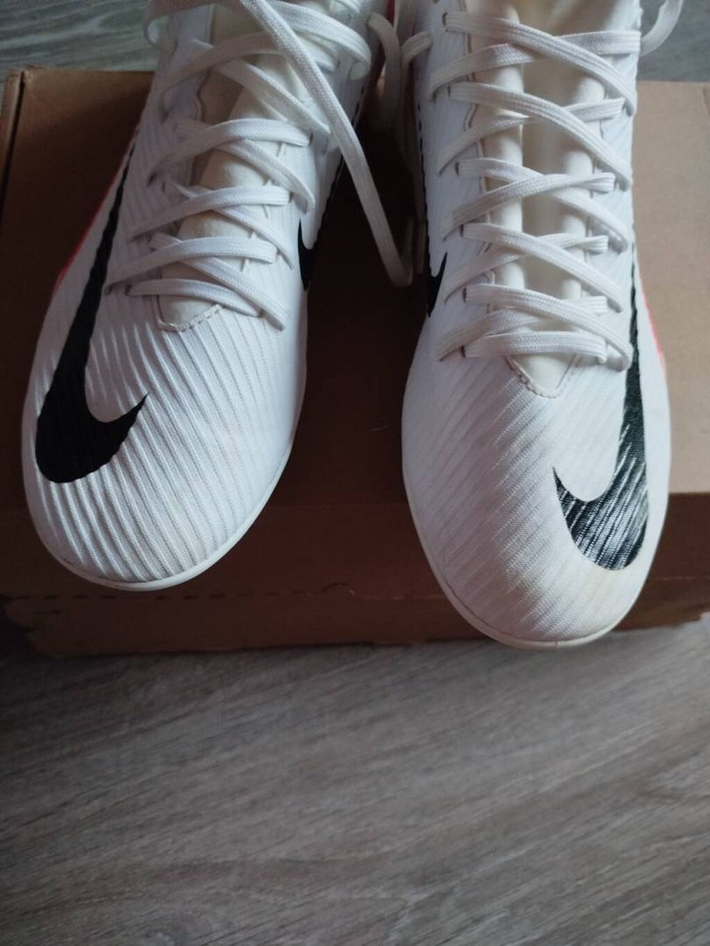 Prodajem kopačke jel su se omalile.Broj je 41 dužina 26,original Nike