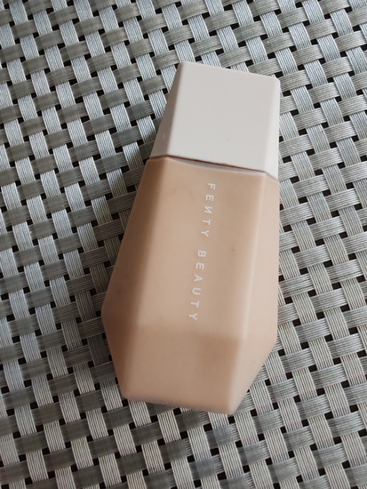 Fenty beauty blurring skin tint puder