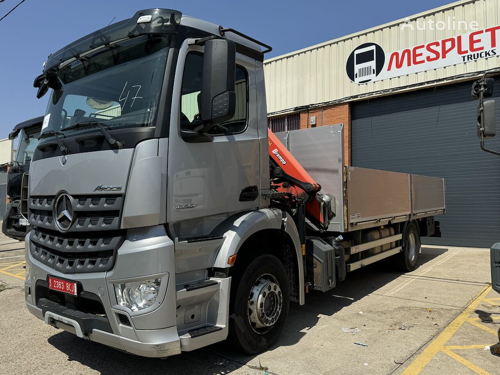 Mercedes-Benz Arocs 1833 kamion s ravnom platformom