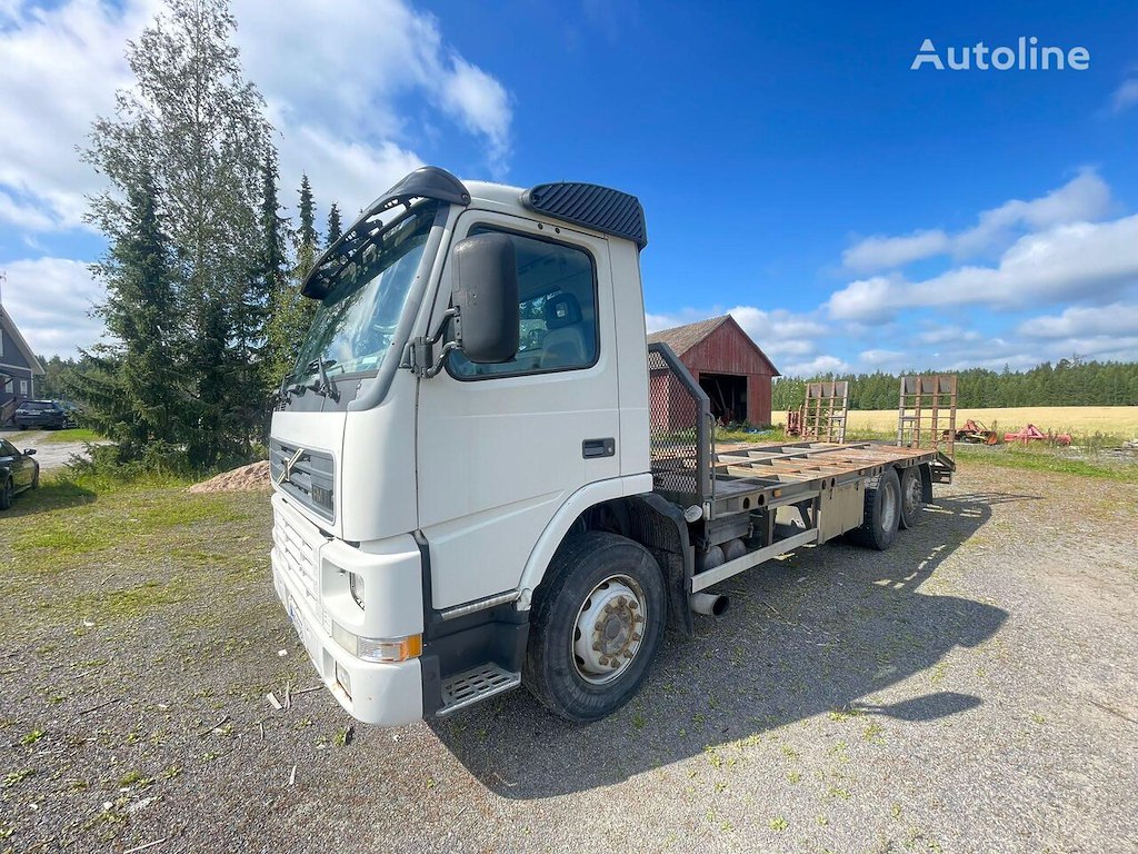 Volvo FM 7 Koneritiläauto autotransporter