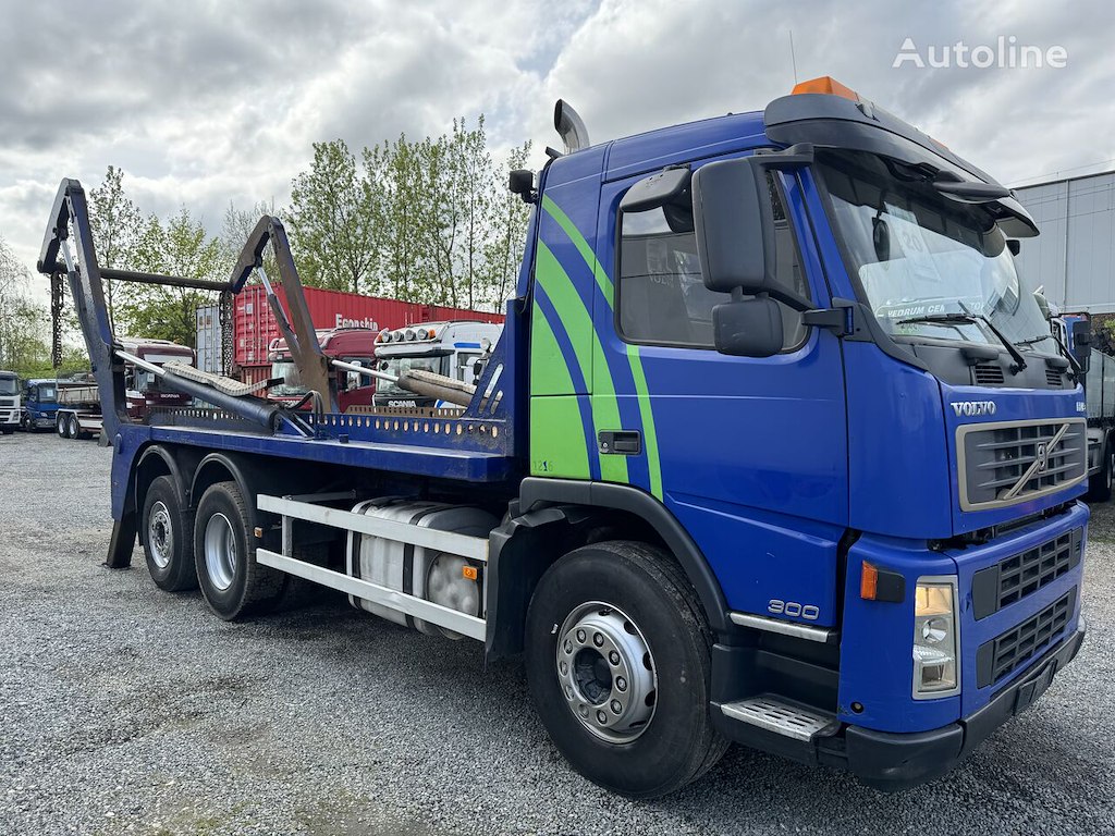 Volvo FM300 kamion autopodizač kontejnera