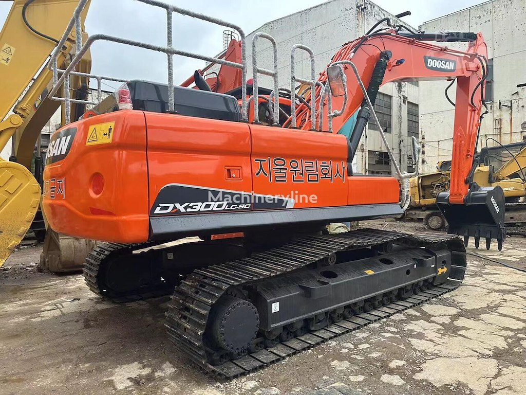 Doosan DX300 bager guseničar