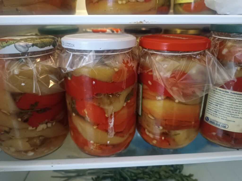 Domaci proizvodi pecena ljuta paprika,mleveni paradaiz,krompir