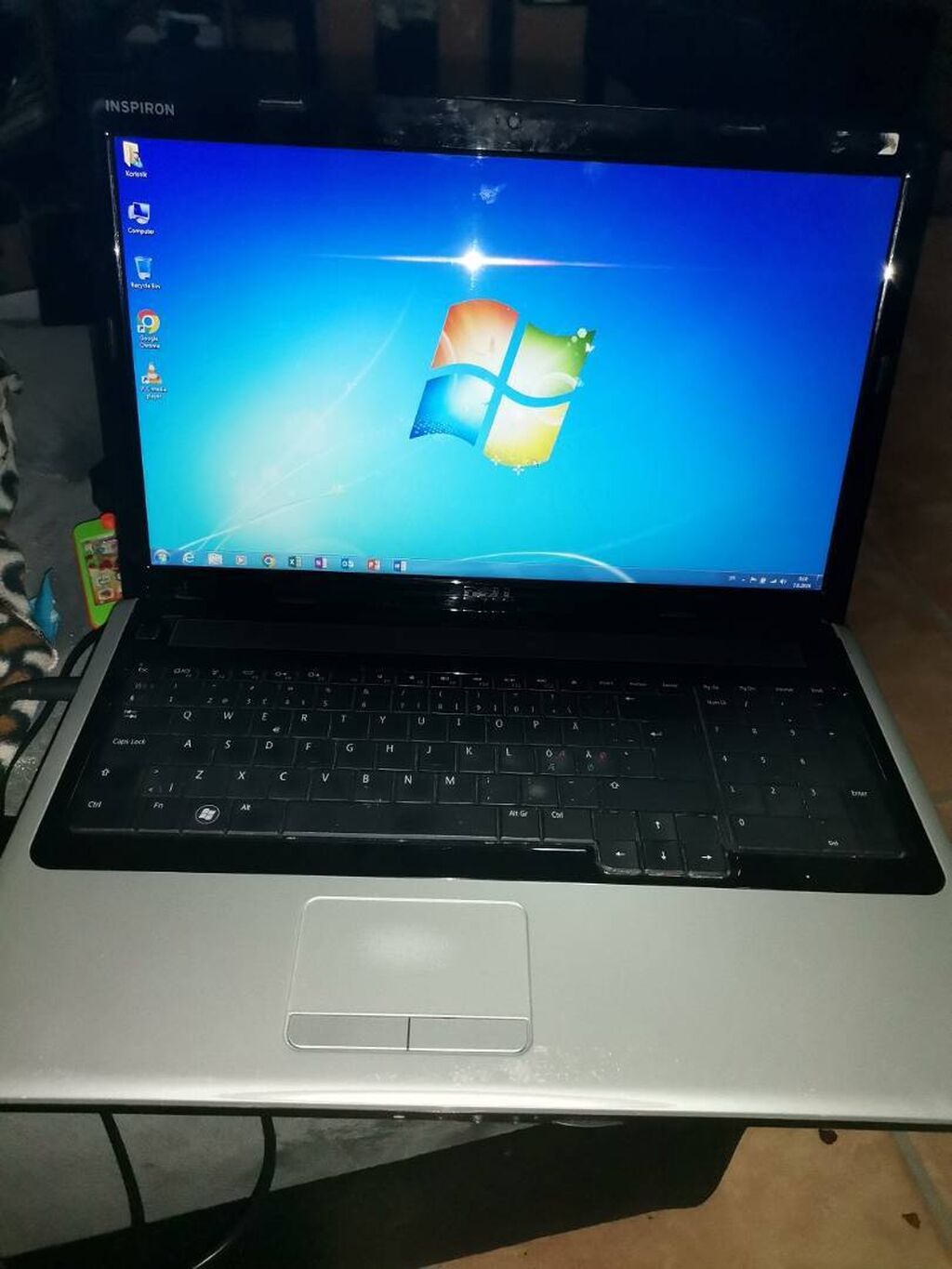 Intel Pentium, 4 GB OZU, 17.3 "