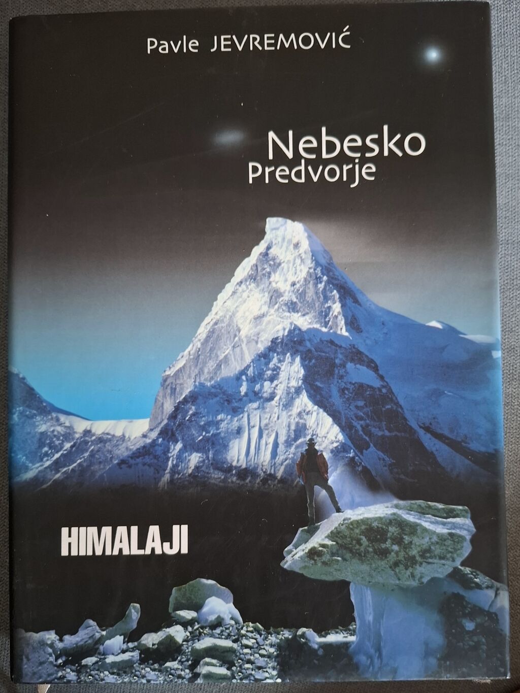 Potpuno očuvana knjiga. Izdavač BMG april 2001.godina. Dimenzije