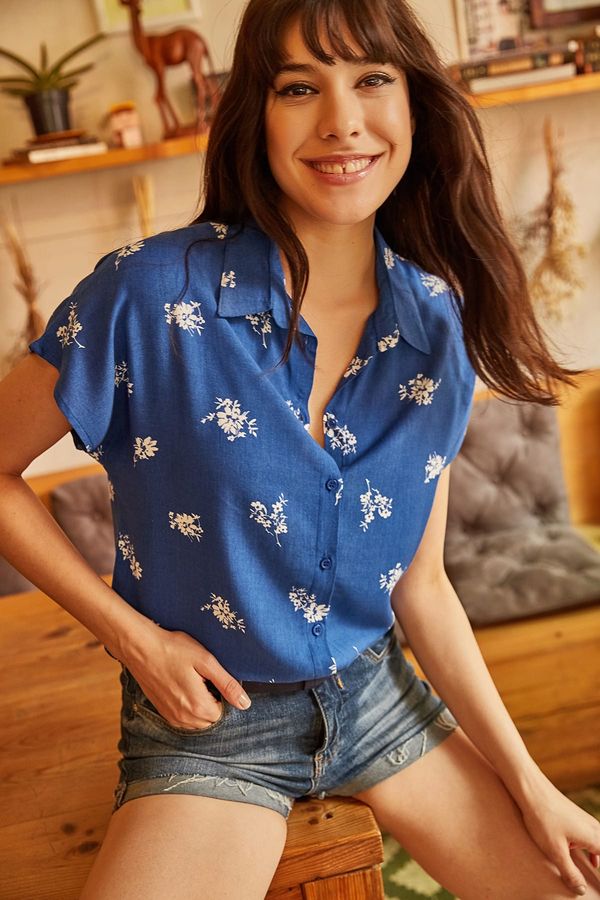 OLALOOK WOMEN'S BLUE WHITE FLORAL BAT SHIRT