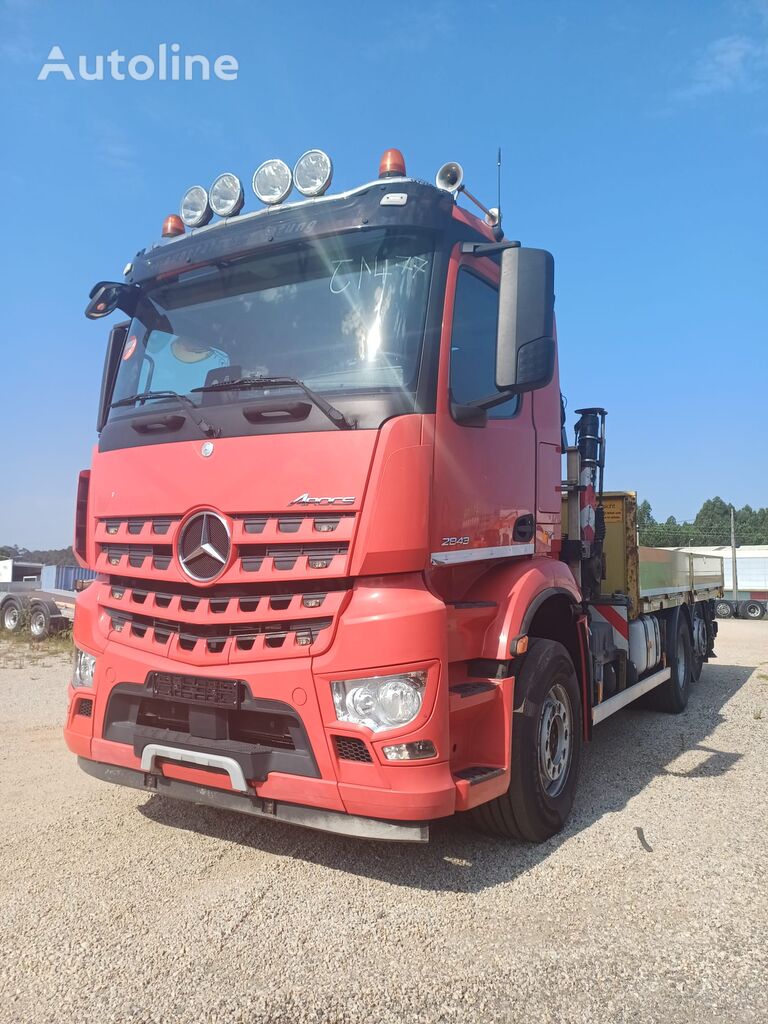 Mercedes-Benz Arocs 2843 kamion s ravnom platformom