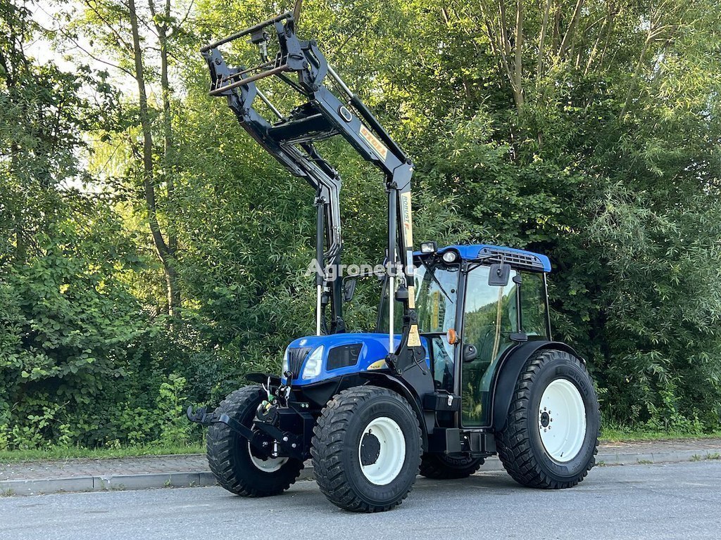 New Holland vinogradarski traktor