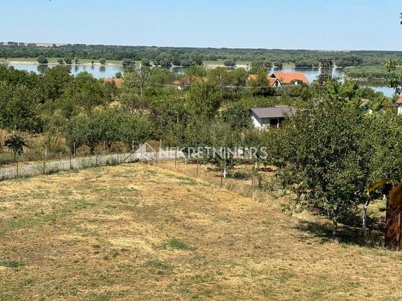 Građ. zemlj. 20 ari pogled na Dunav-Krčedin