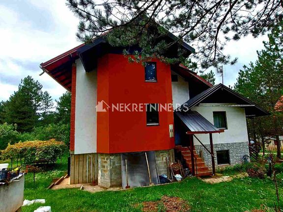 Zlatibor, kuća 213m2 plac 405m2. 220 000 EUR. 5 apartmana. Moguć dogovor.