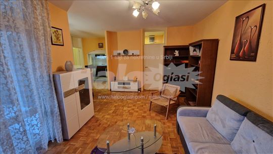 Trosoban stan na Banjici 82m²