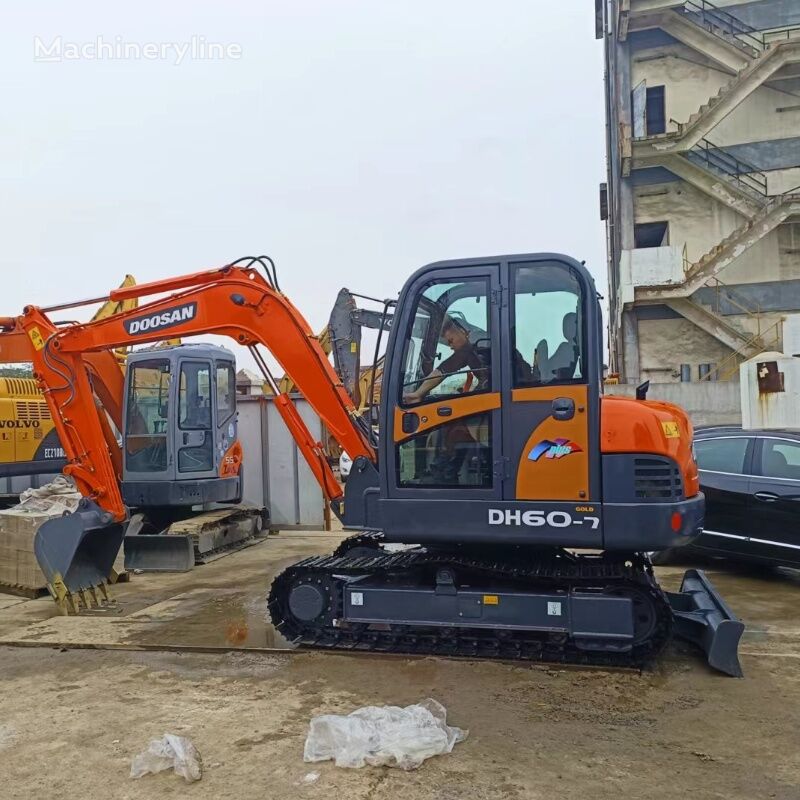 Doosan DH60 bager guseničar