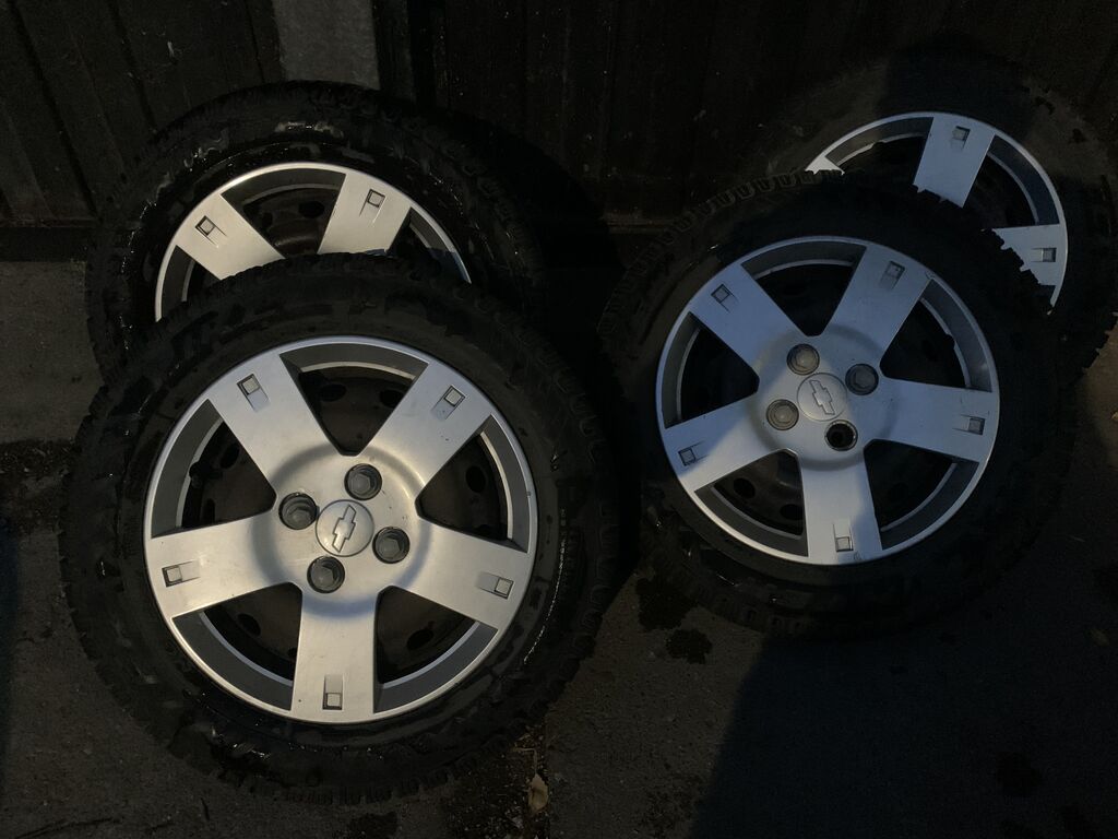 PIRELLI - Zimske gume sa celicnim felnama 185/60/14 Koriscene dve