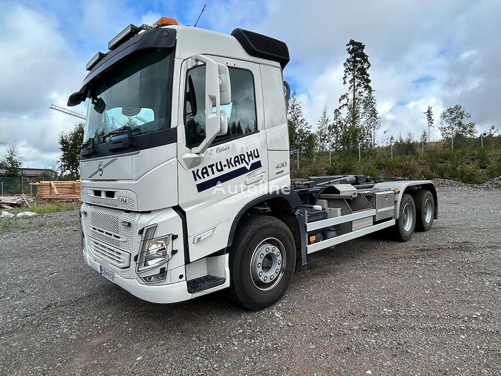 Volvo FM 440 6×4 Koukkulaitteella kamion rol kiper