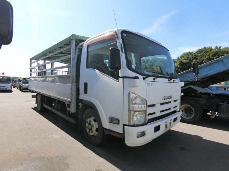 Isuzu ELF kamion za prevoz stoke