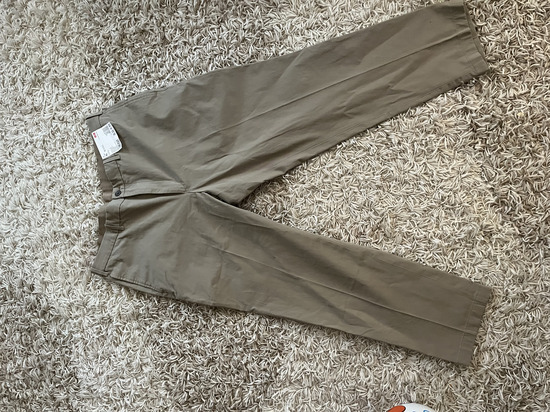 UNIQLO muske pantalone sa etiketom