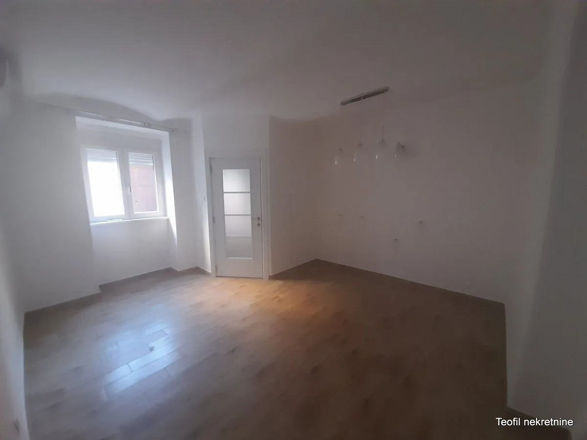 Izdavanje, poslovni prostor, 33m2, Zemun Centar, Zemun, Beograd