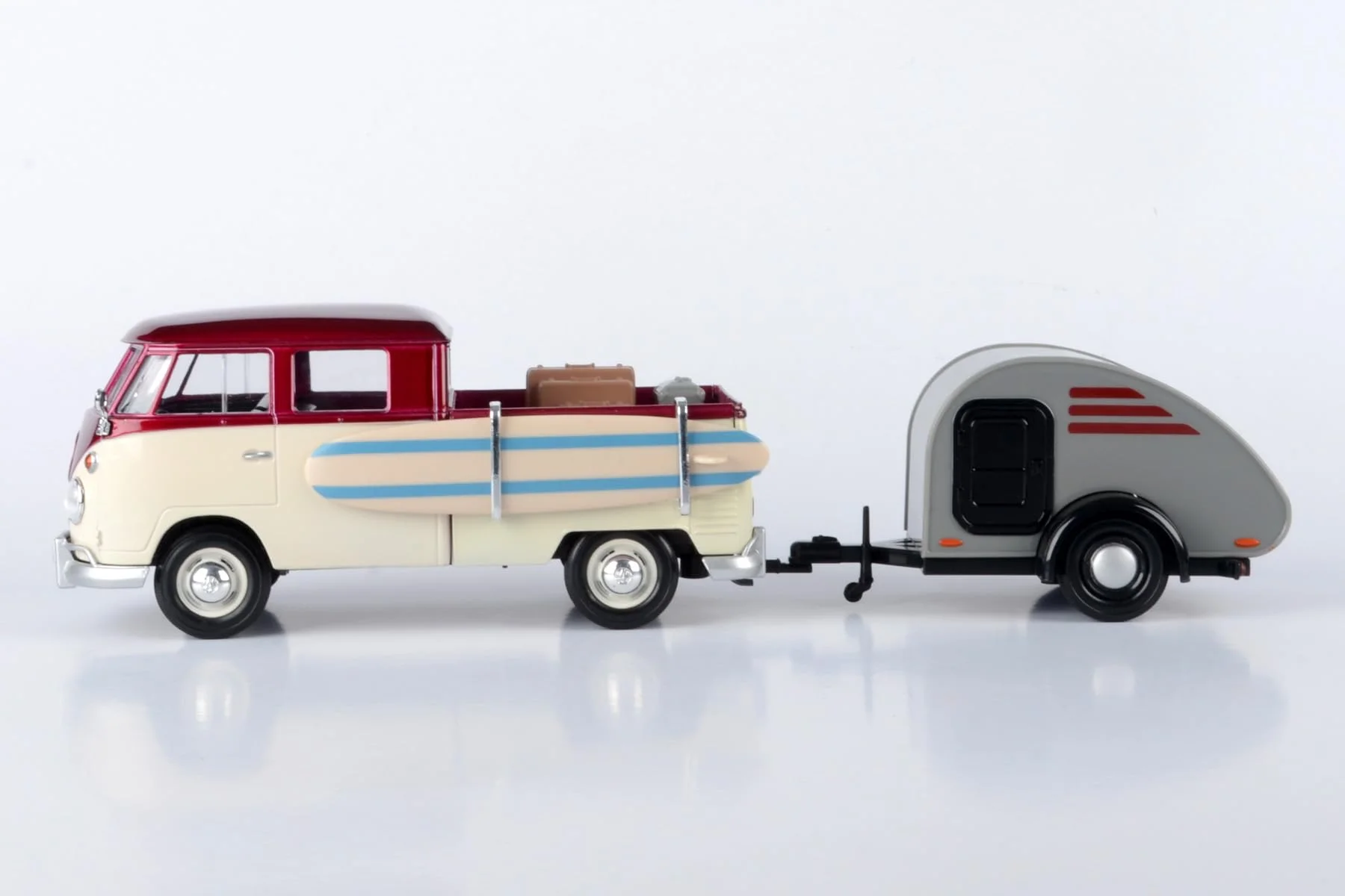 Metalni auto 1:24 VW Kombi surf
Metalni auto 1:24 VW Kombi surf