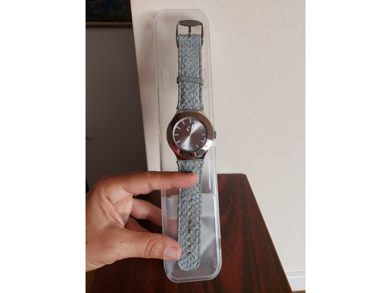 Novo SWATCH ženski sat Model iz'21god.Prelep