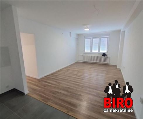 Trosoban stan kod Riblje pijace 71 m2